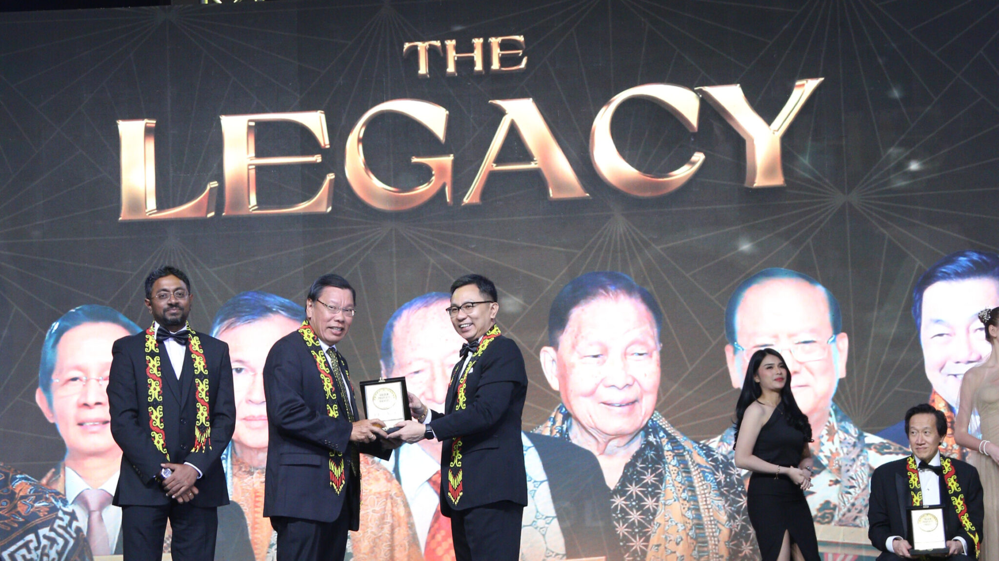 Founder Intiland Dianugerahi Tropi The Legacy dalam Golden Property ...